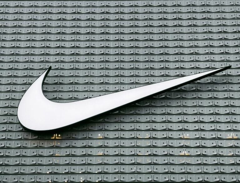 What Makes An Aesthetic Logo? - Logomakerr.AI Blog | Logo, Branding ...