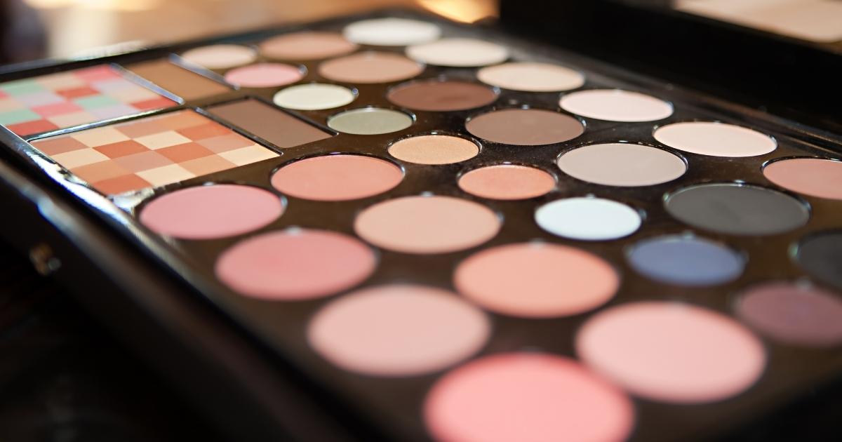 6 Most Famous Makeup Logo Brands in the World - Logomakerr.AI Blog ...